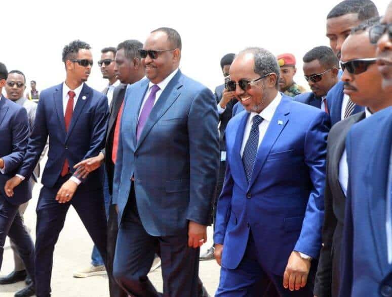 Madaxweyne Xasan Sheekh oo soo dhoweyn hoos loo dhigay kala kulmay ...